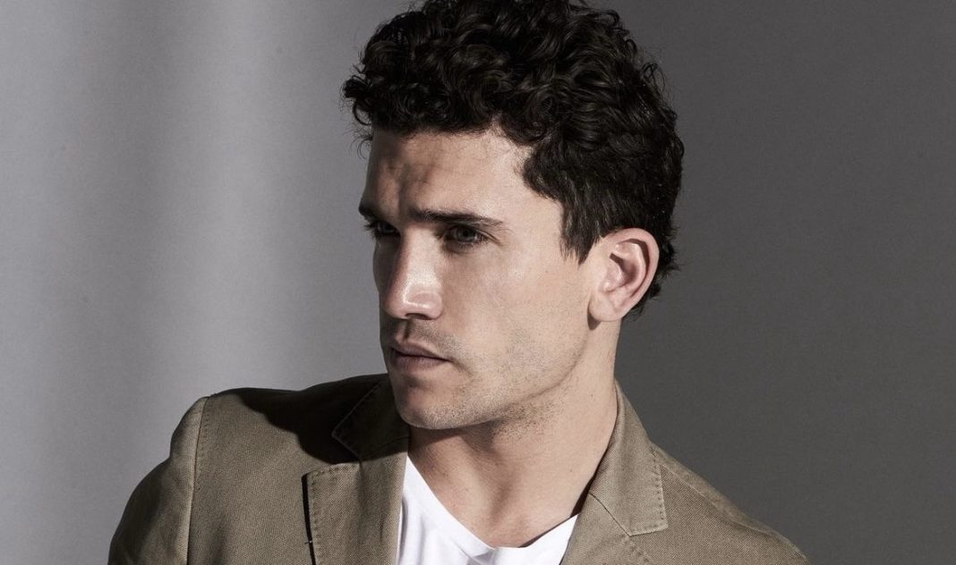 Jaime Lorente Hooks Up with Guys in New Series and It’s HOT